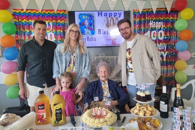SunLive - Athenree centenarian loves a toddy with friends - The Bay's ...