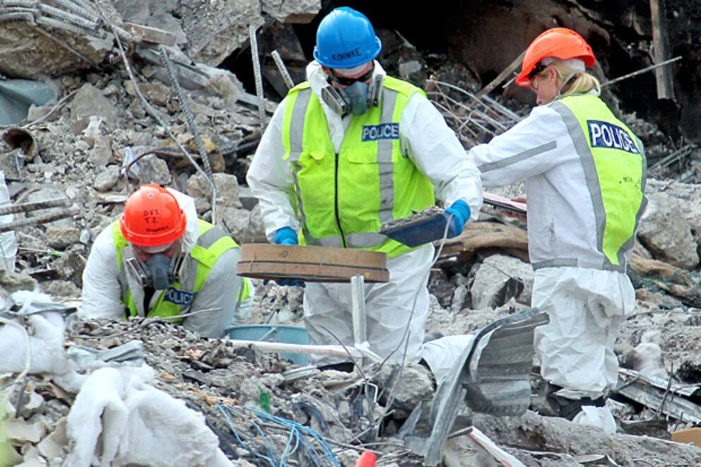 Rescuers at the CTV building - New Zealand News - NZ Herald