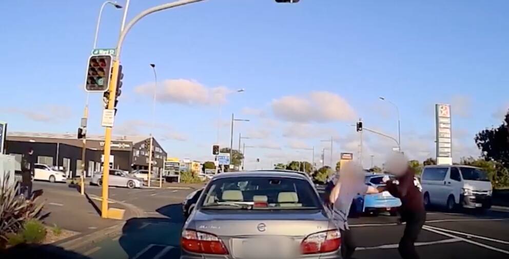 Dashcam footage captures strenuous brawl between two men at west ... Dashcam footage captures strenuous brawl between two men at west ...