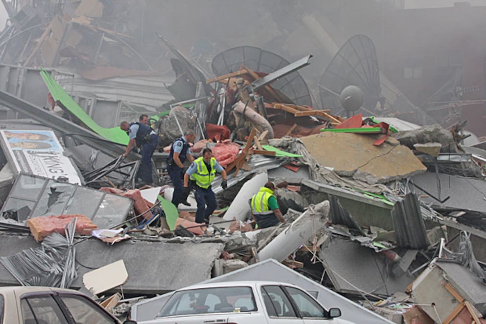 Rescuers at the CTV building - New Zealand News - NZ Herald