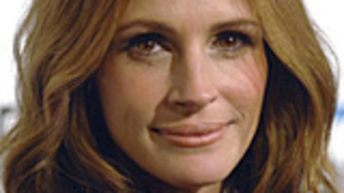 Video Shows Julia Roberts Chasing Confronting Paparazzi Nz Herald