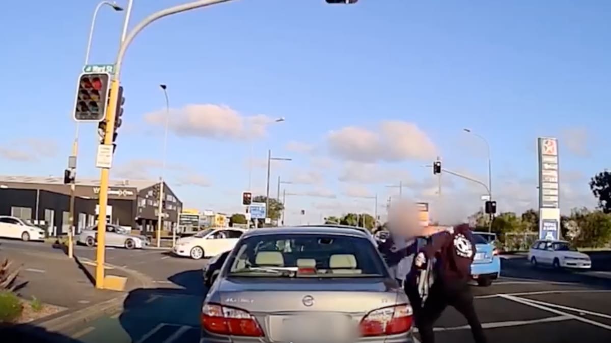 Dashcam footage captures strenuous brawl between two men at west ... Dashcam footage captures strenuous brawl between two men at west ...
