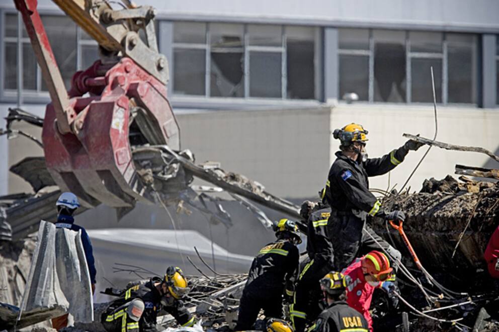 Rescuers at the CTV building - New Zealand News - NZ Herald